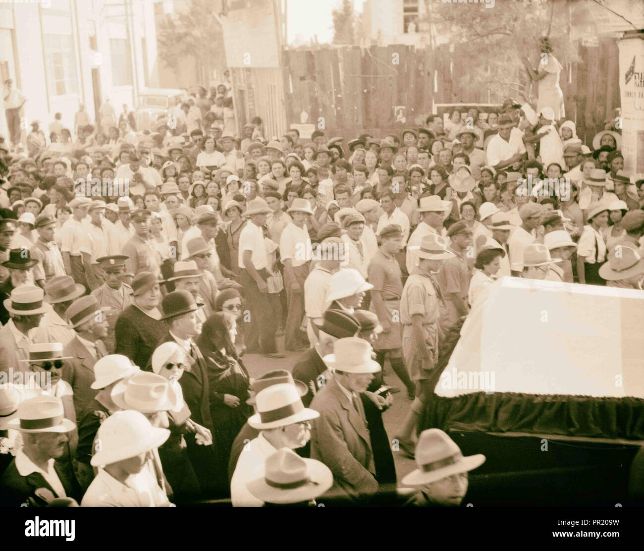Bialek's funeral in Tel Aviv. Photo shows funeral of poet Hayyim Naham ...