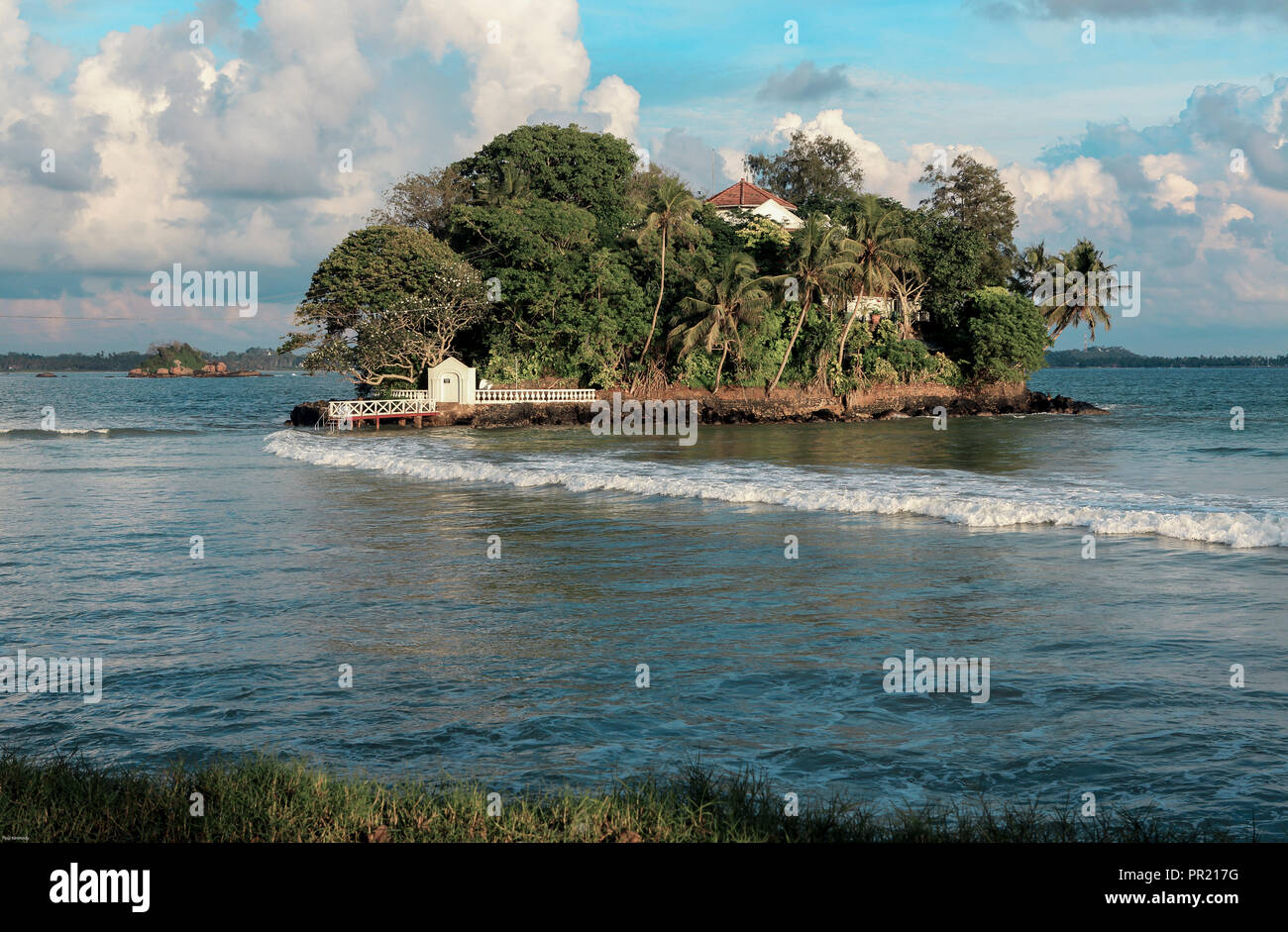 Taprobane Island in Weligama Bay, Sri Lanka Stock Photo - Alamy
