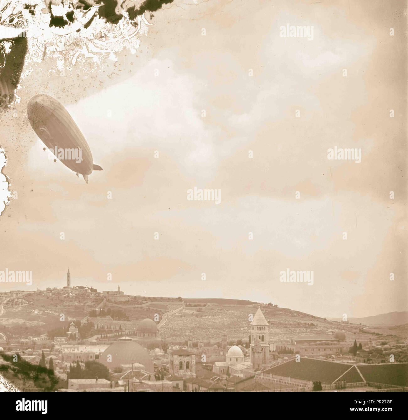 Zeppelin over city hi-res stock photography and images - Alamy