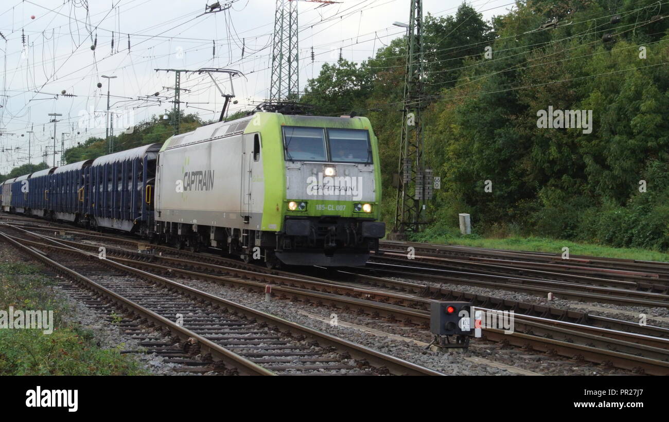 Captrain 185 CL-007 with mixed cargo wagons at Cologne-Gremberg ...