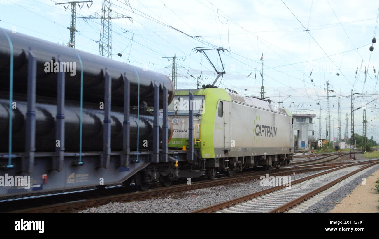 Captrain 185 CL-007 with mixed cargo wagons at Cologne-Gremberg ...