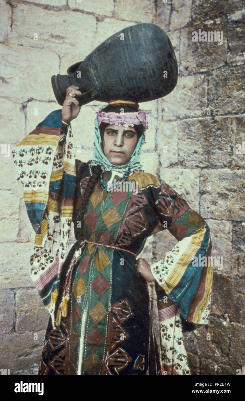 Woman of nazareth hi-res stock photography and images - Alamy