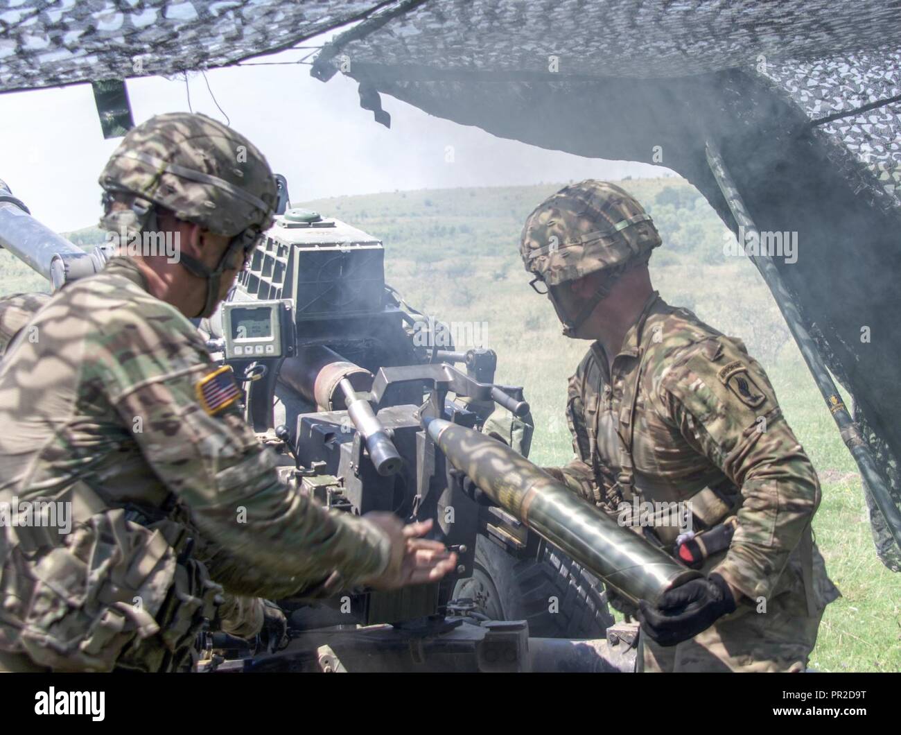 U.S. Army Paratroopers from Bravo Battery, 4th Battalion, 319th ...
