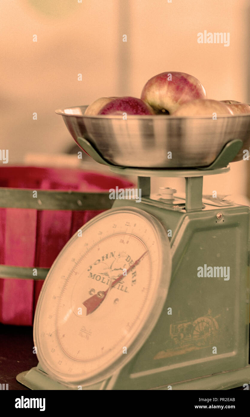 Old fashioned produce scale hi-res stock photography and images - Alamy