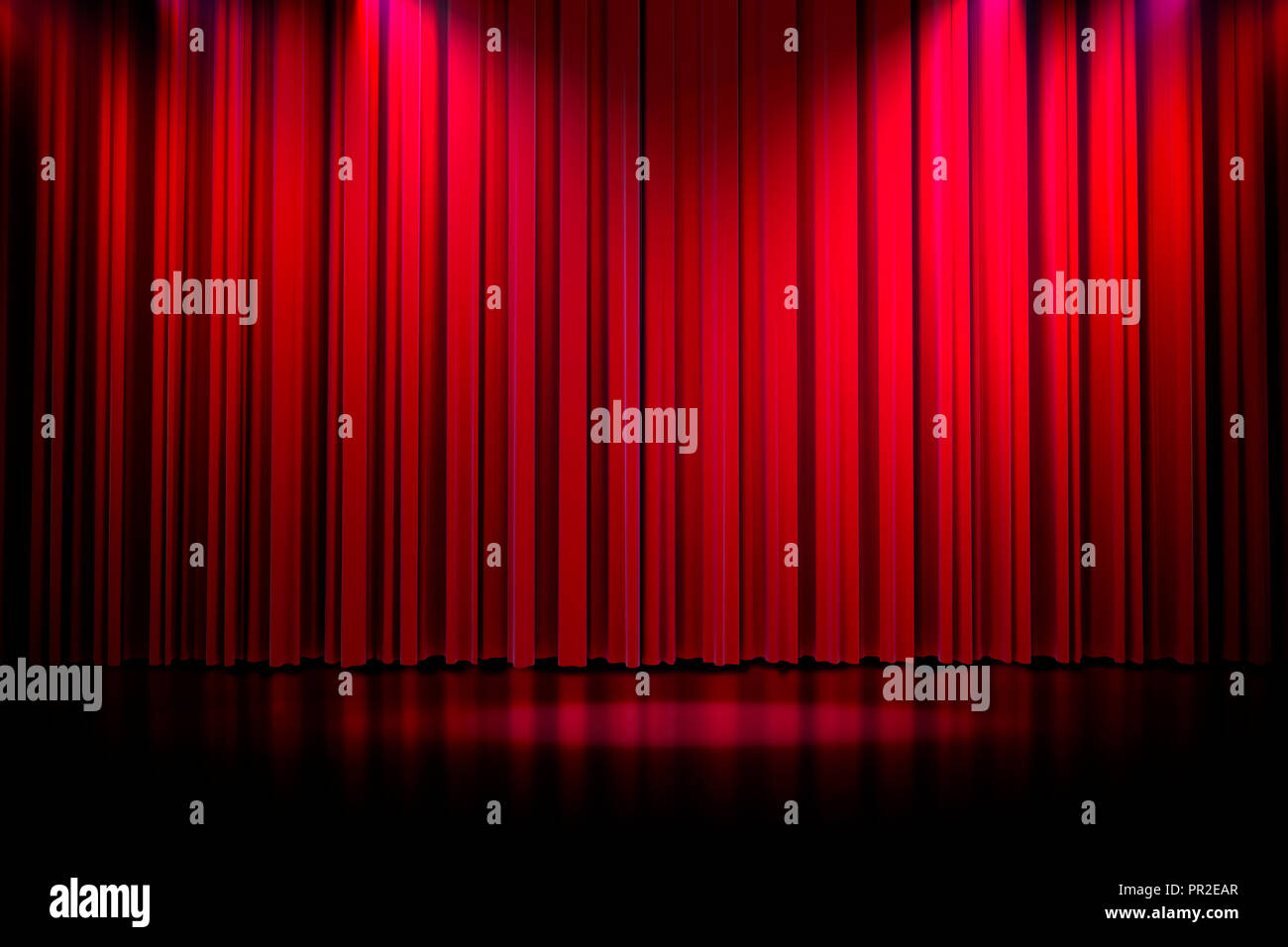 Actor red curtain hi-res stock photography and images - Alamy