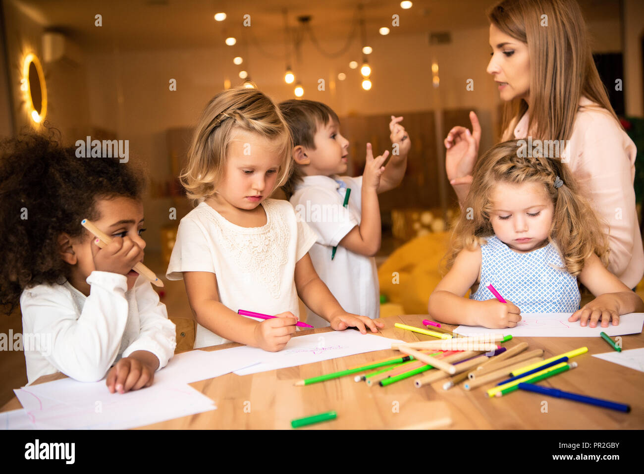 Multicultural kids drawing hi-res stock photography and images - Alamy