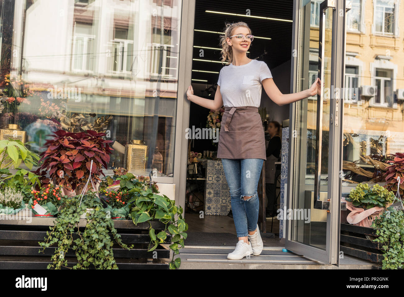 Opening flower shop hi-res stock photography and images - Alamy