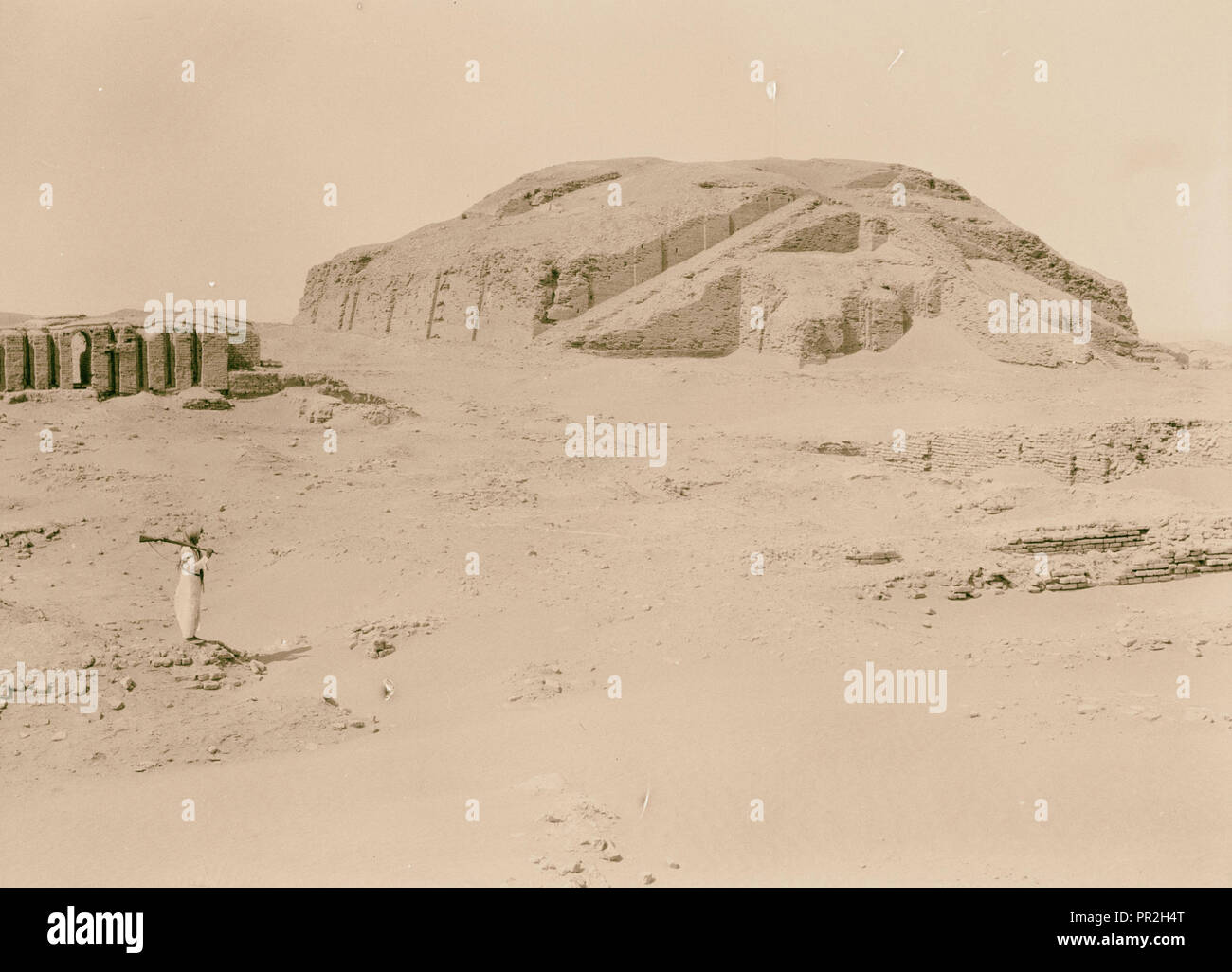 Ziggurat of ur hi-res stock photography and images - Alamy