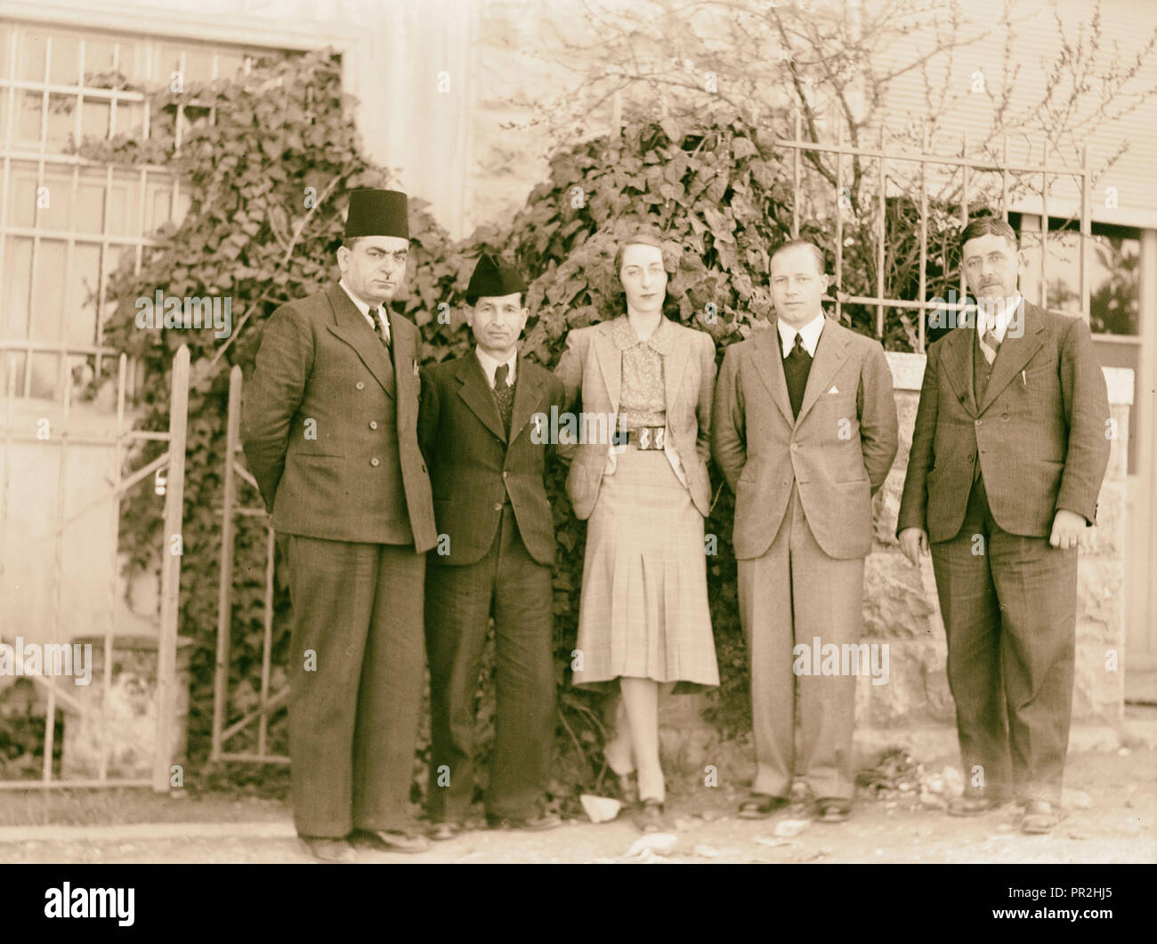 Four standing men hi-res stock photography and images - Alamy