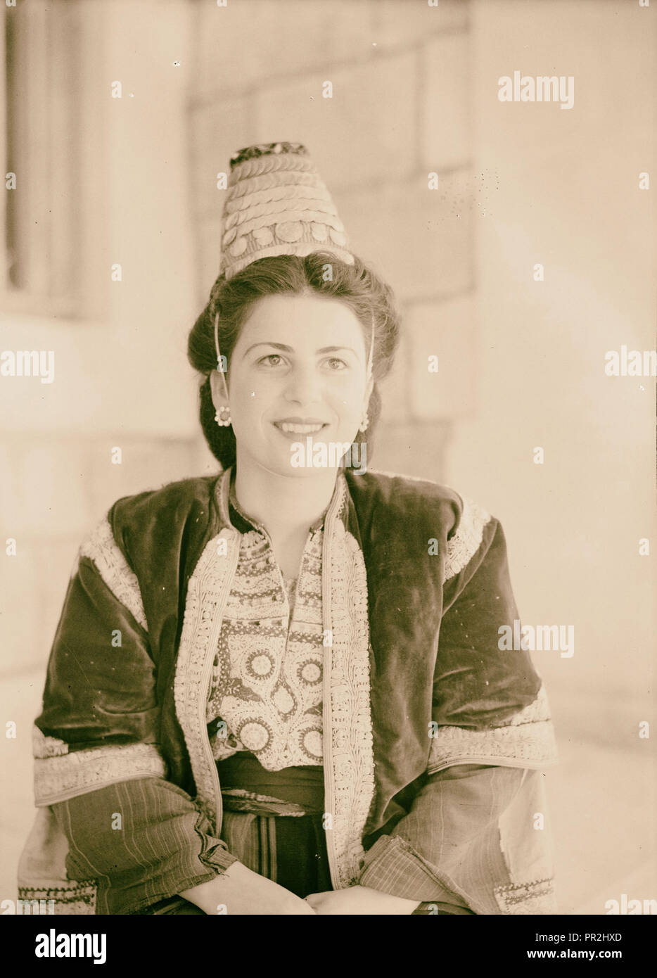 Traditional palestinian clothing hi-res stock photography and images ...