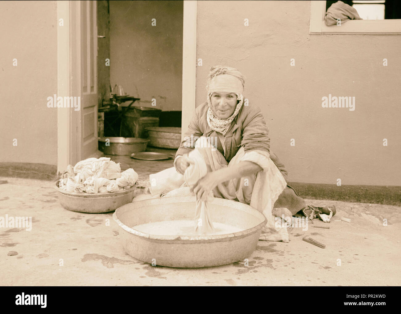 Washwoman hi-res stock photography and images - Alamy