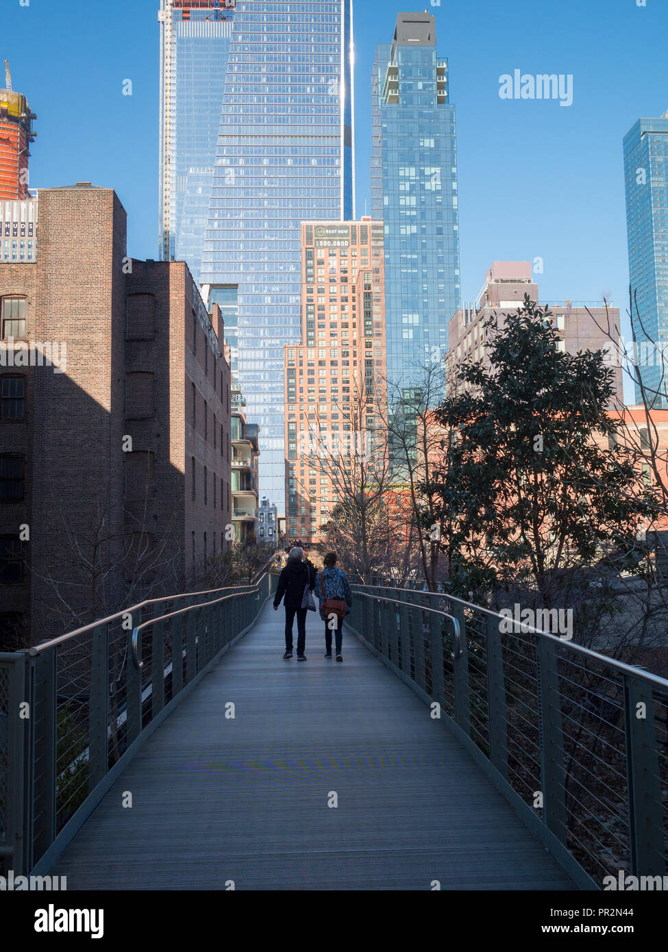 People walking New York High Line Stock Photo - Alamy