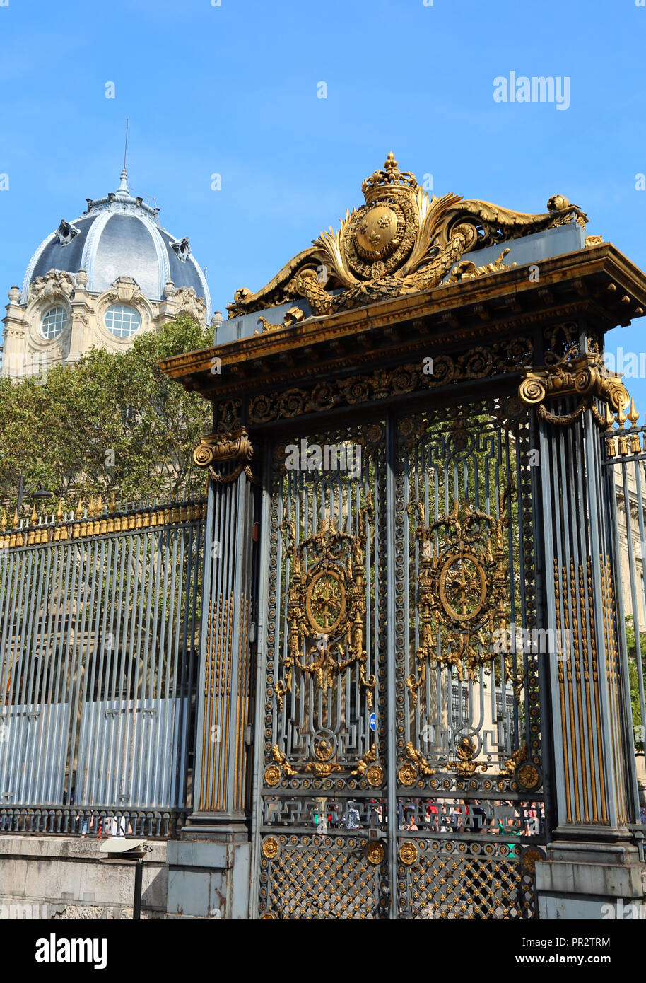Palais de justice paris gates hi-res stock photography and images - Alamy