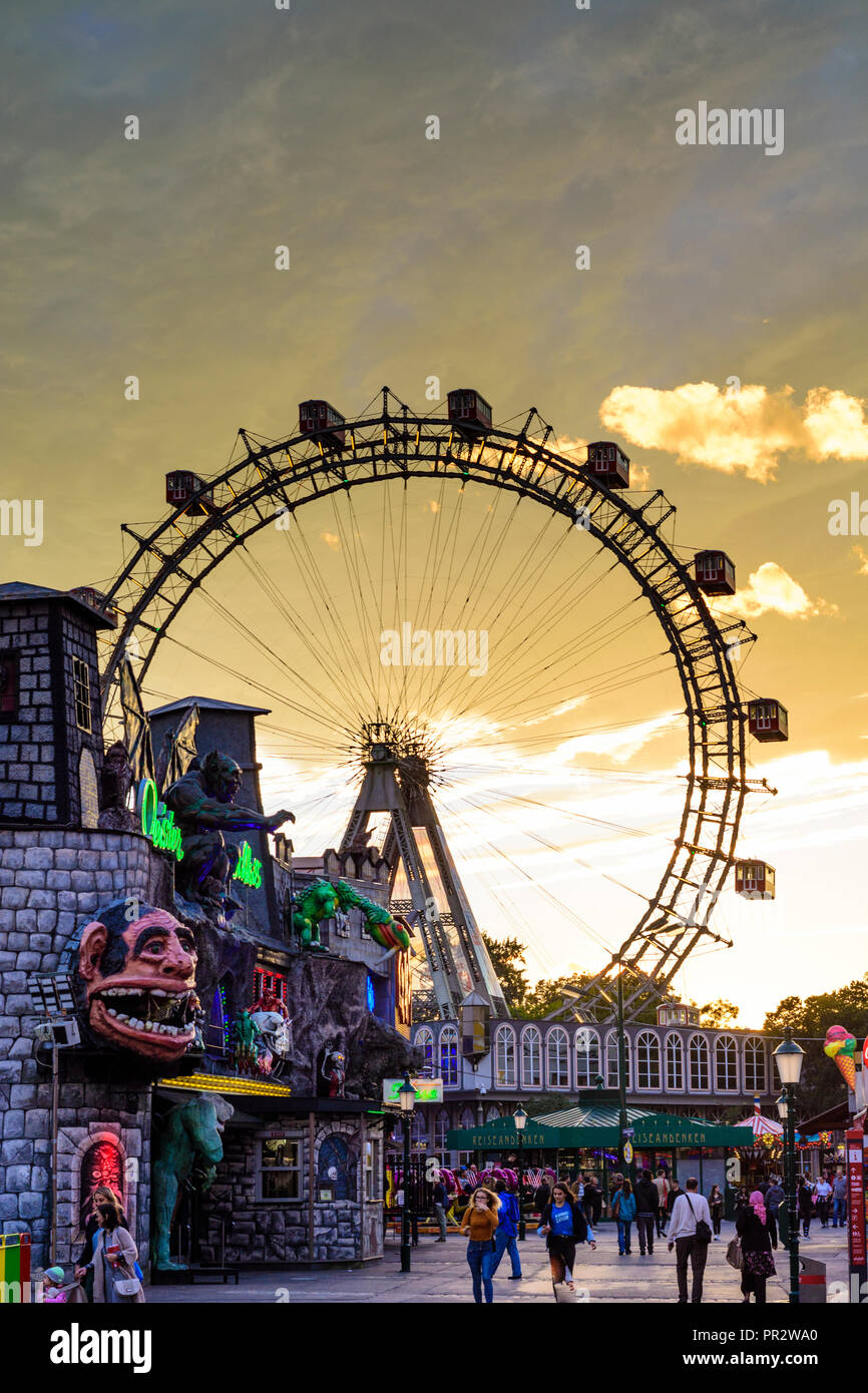 Wien, Vienna: Riesenrad (Ferris Wheel, giant wheel), creepy house ...