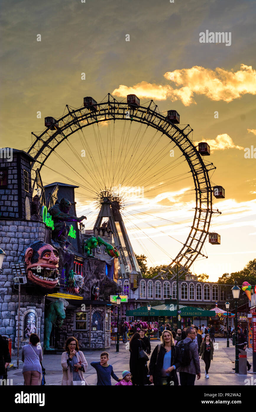 Wien, Vienna: Riesenrad (Ferris Wheel, giant wheel), creepy house ...