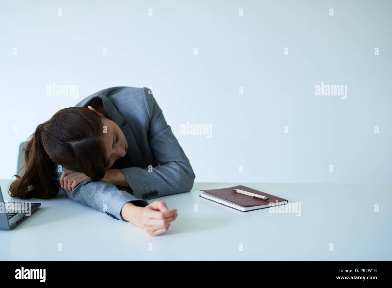 Japanese sleeping office hi-res stock photography and images - Alamy