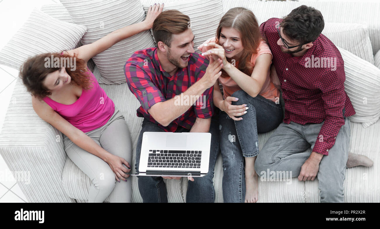 Five friends sitting on couch hi-res stock photography and images - Alamy