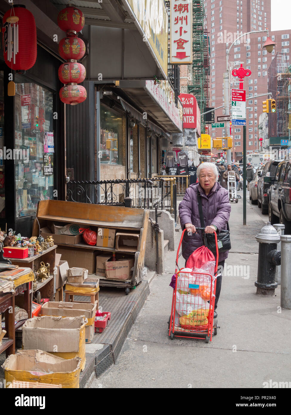 Old chinese lady hi-res stock photography and images - Alamy
