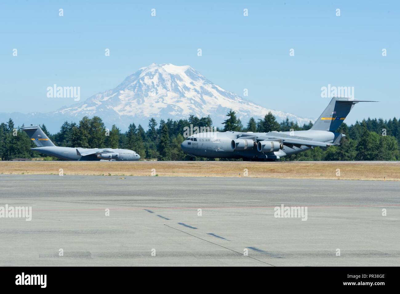 A U.S. Air Force C-17 Globemaster III from the 437th Airlift Wing ...