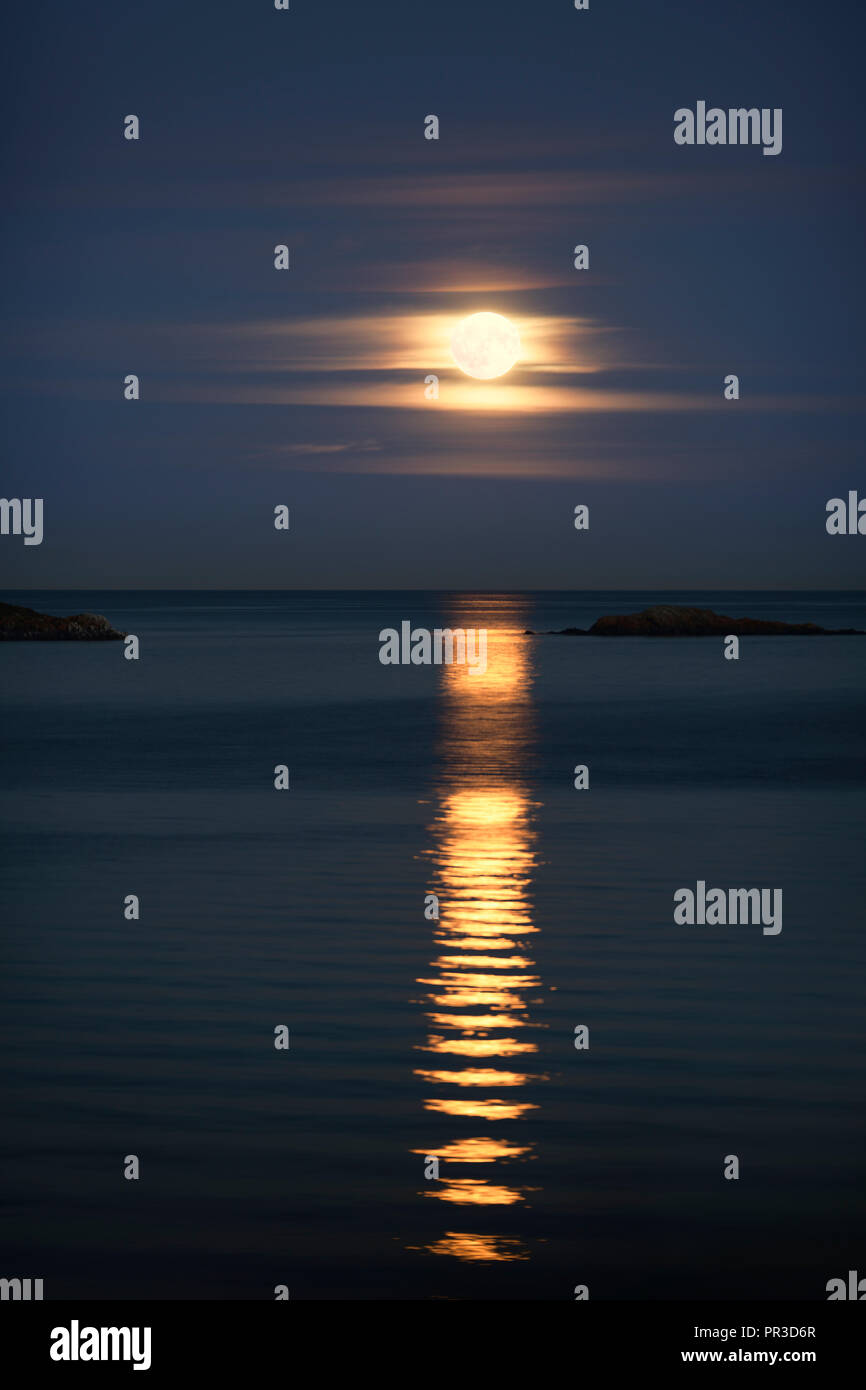 Rise of the Full Harvest Moon above Pacific ocean, september 2018 ...