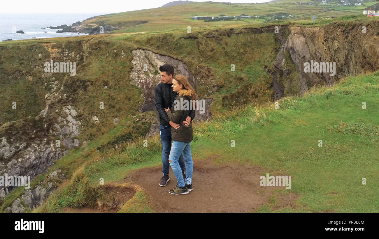 Aerial view over a couple in love standing at the edge of a cliff Stock ...