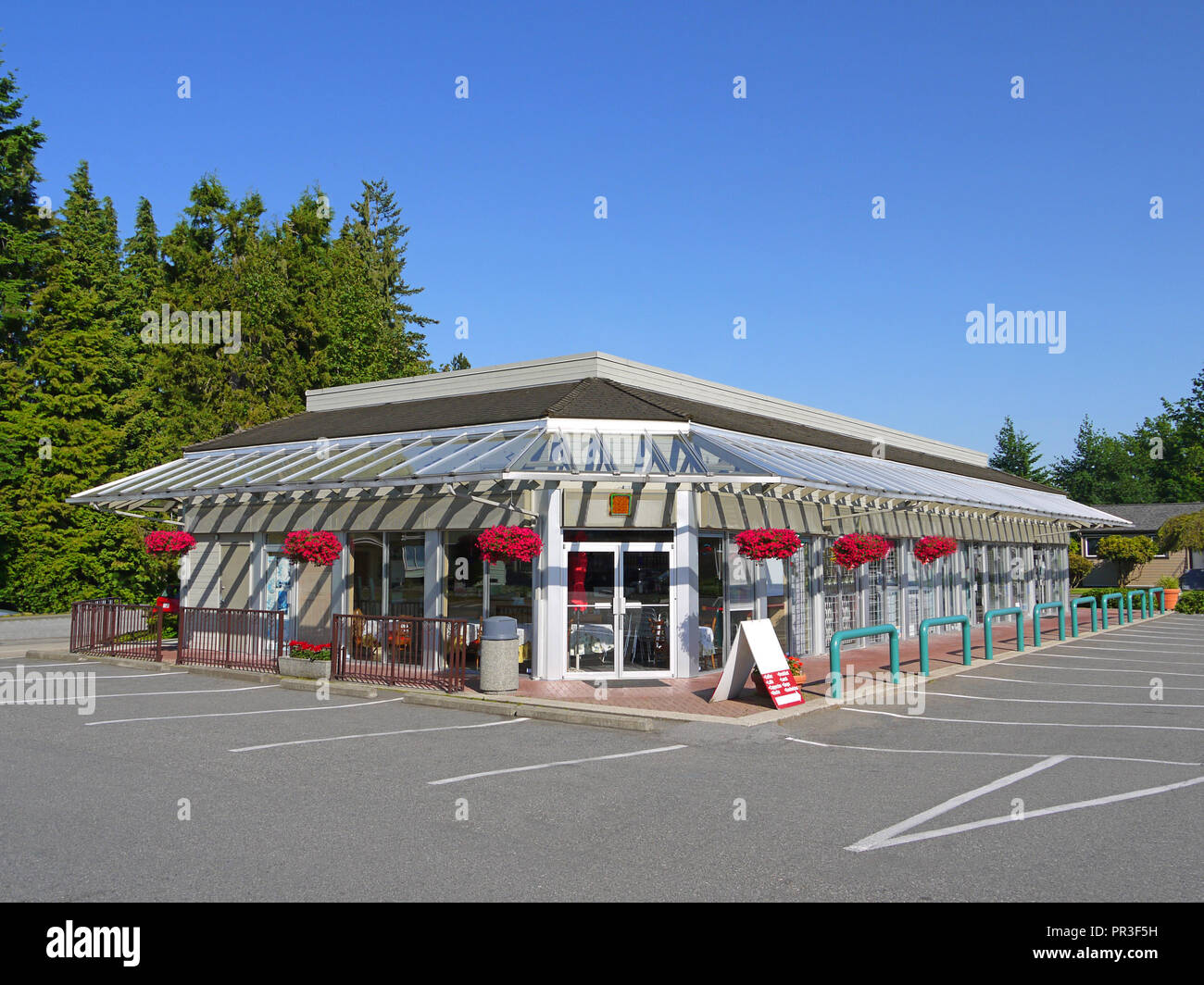 Cafe outside exterior front entrance hi-res stock photography and ...