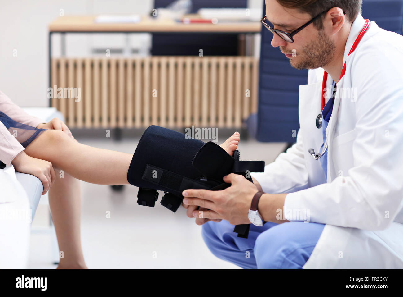 Doctor checkup leg hi-res stock photography and images - Alamy