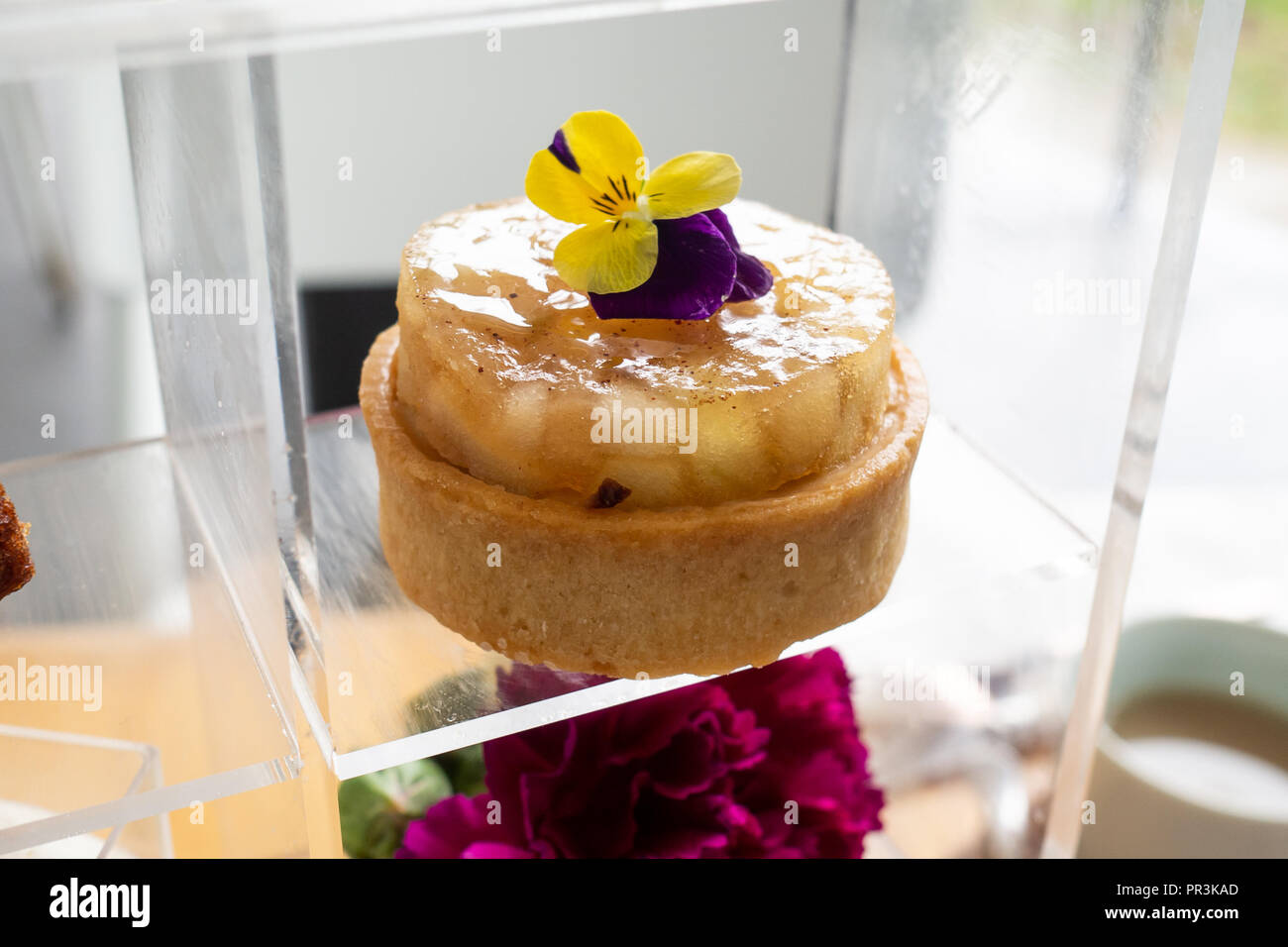 Perfectly round apple tart Stock Photo - Alamy