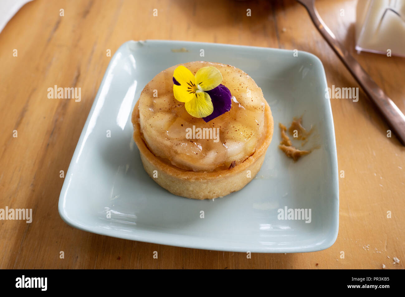 Perfectly round apple tart Stock Photo - Alamy