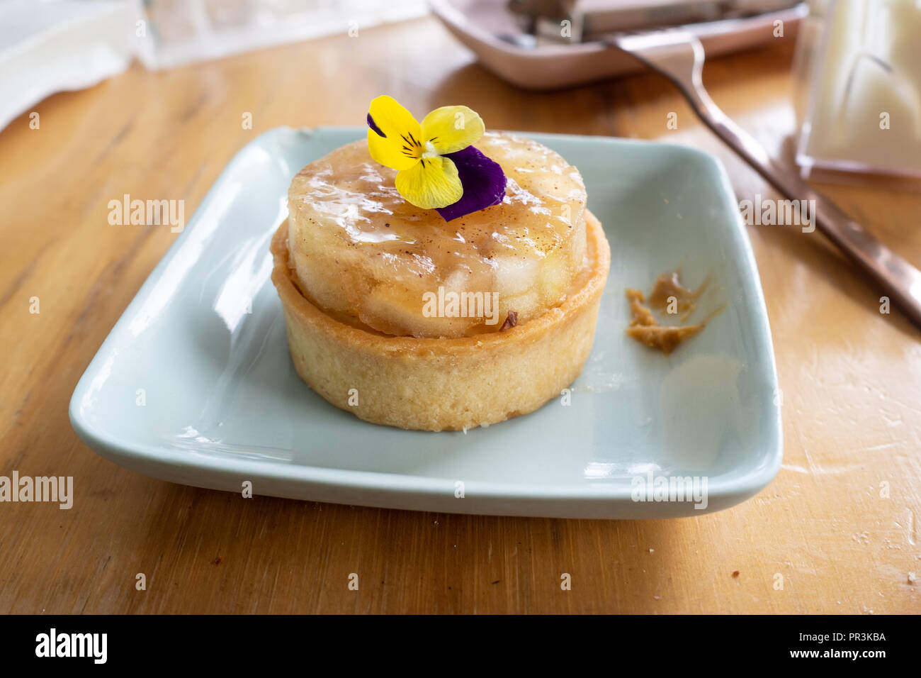 Perfectly round apple tart Stock Photo - Alamy