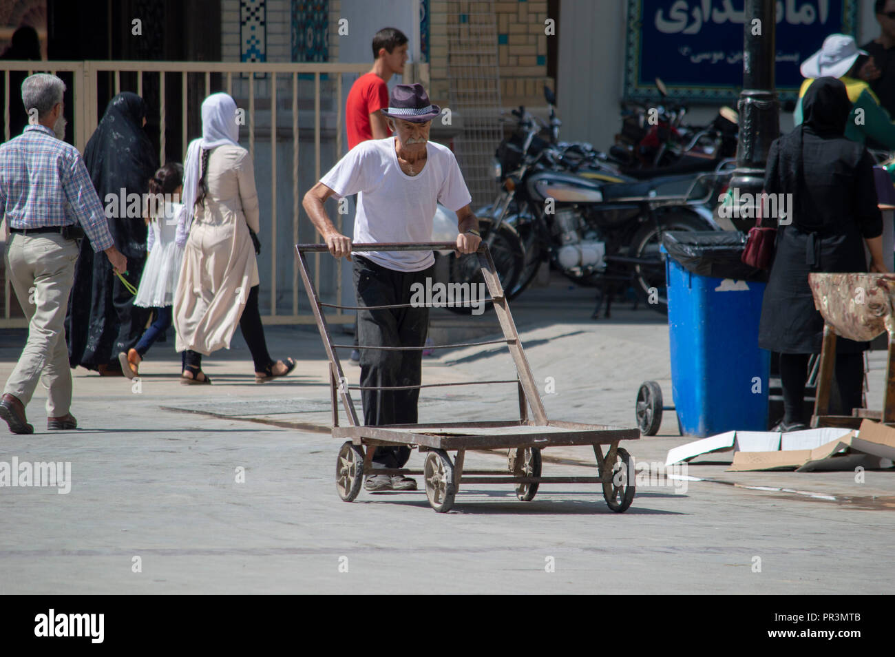 Pushing a trolley hi-res stock photography and images - Alamy