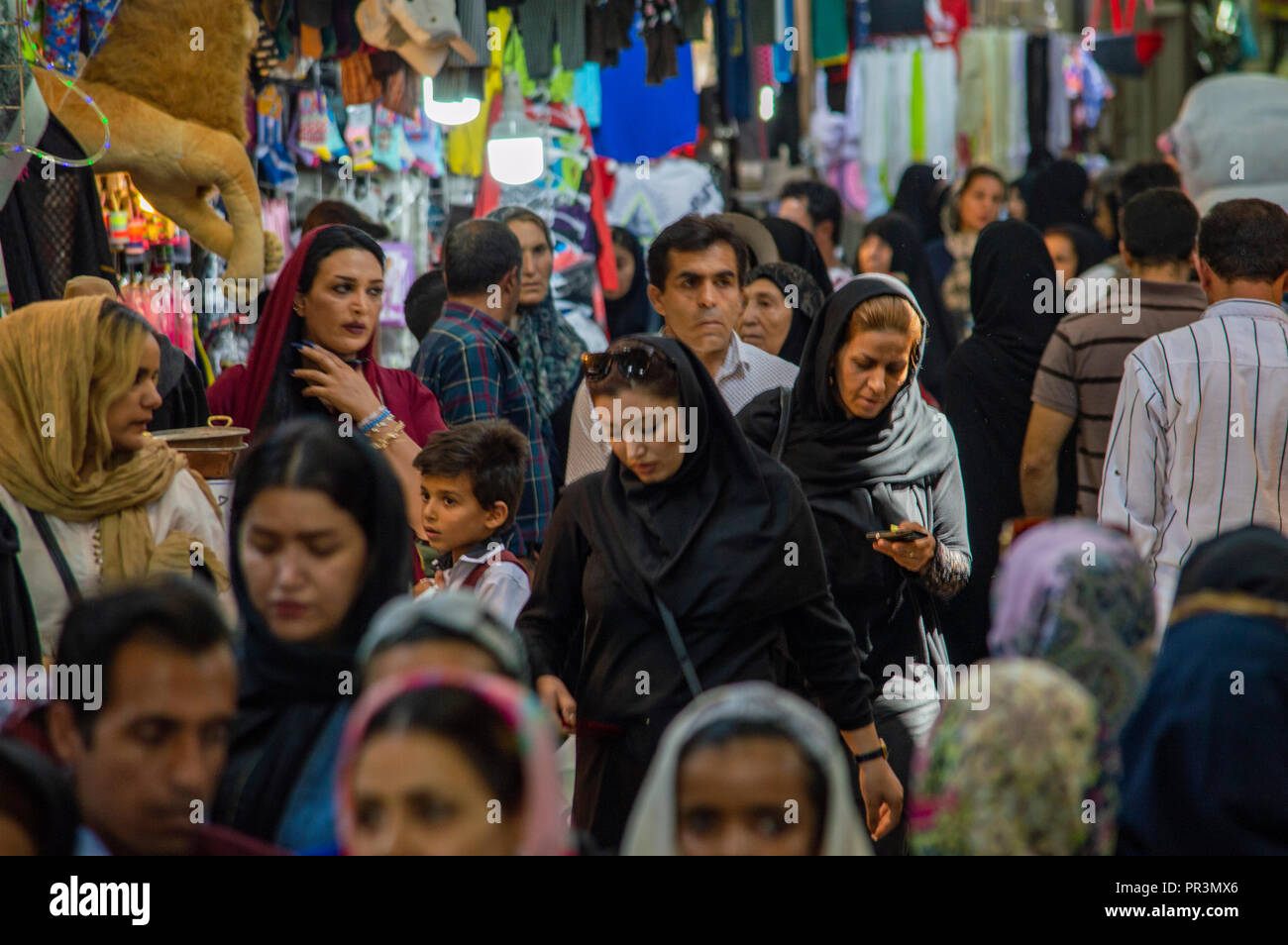 People shopping in Rouhollah Bazaar in Shiraz, Iran Stock Photo - Alamy