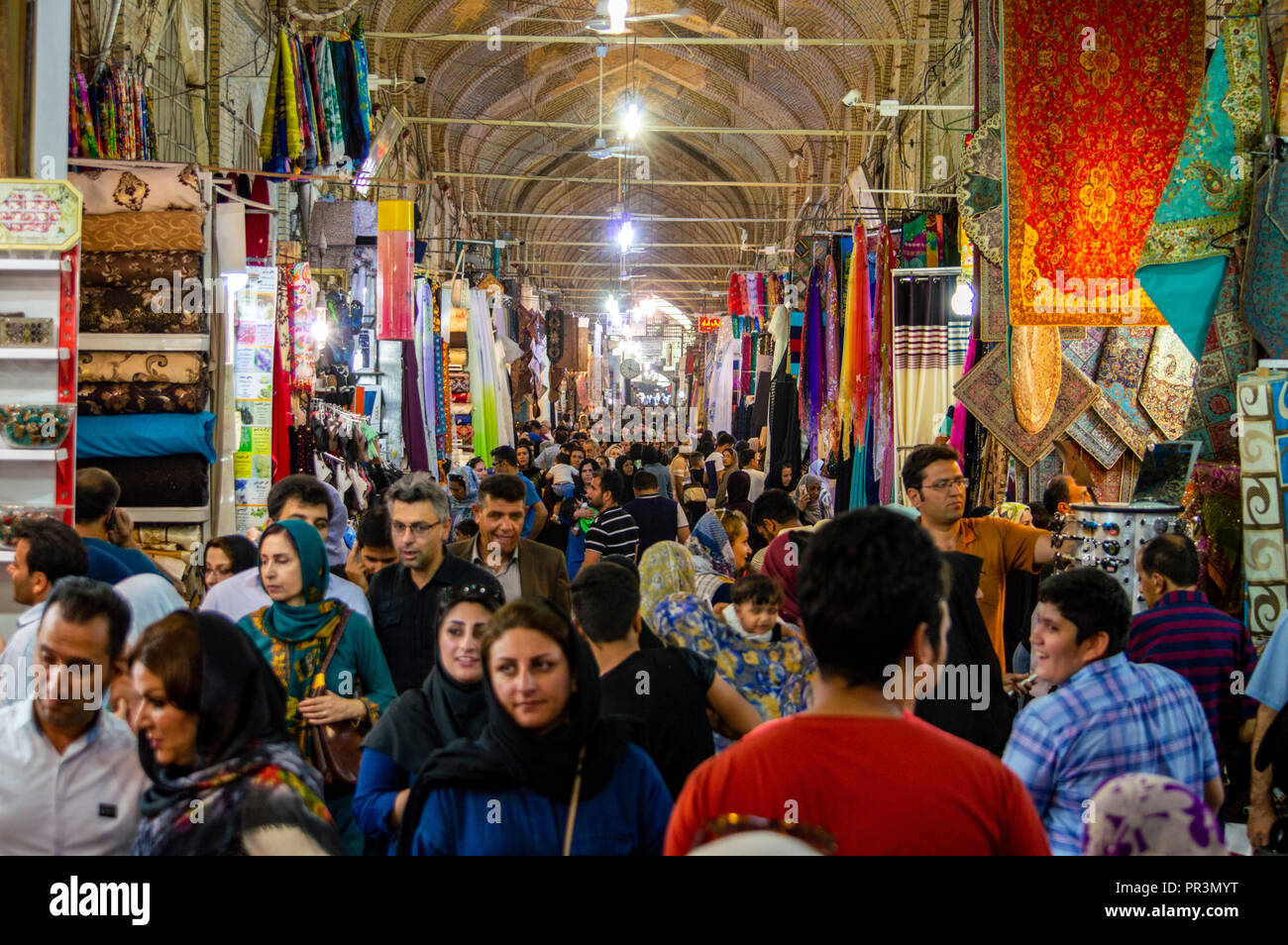 Cloth shopping people hi-res stock photography and images - Alamy