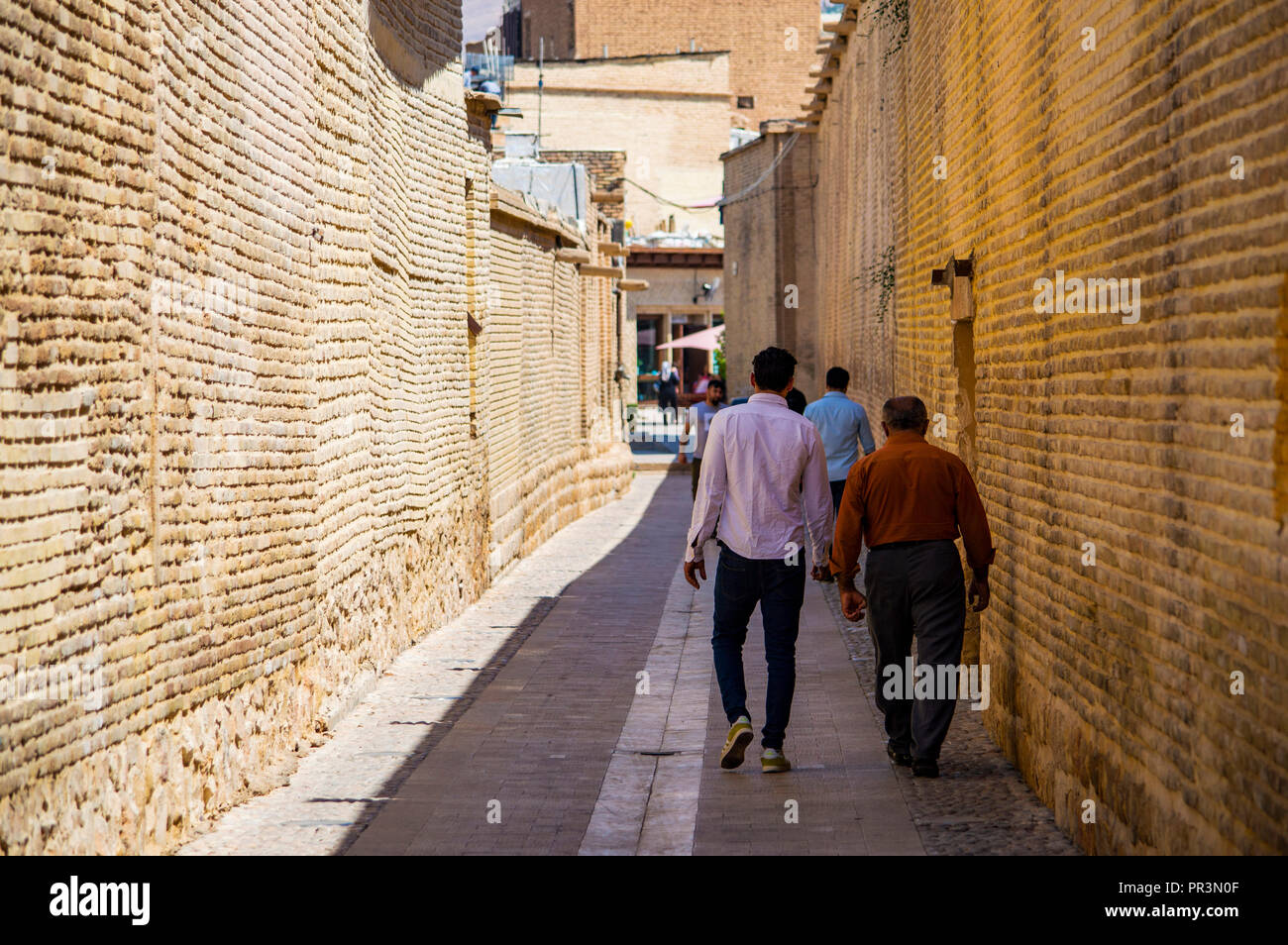 People walking down an alley hi-res stock photography and images - Alamy