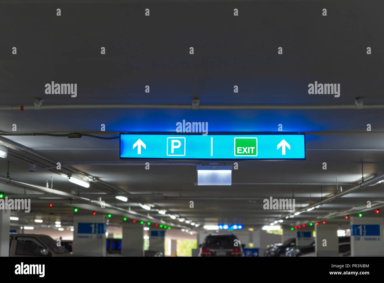 Direction sign arrow carpark hi-res stock photography and images - Alamy