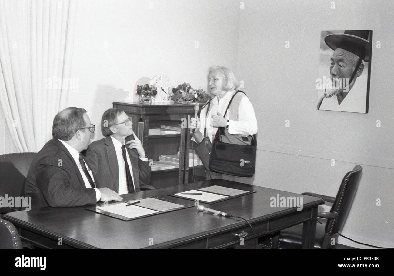A WOMAN REPORTER IS HAVING A CONVERSATION WITH TWO MEN Stock Photo - Alamy