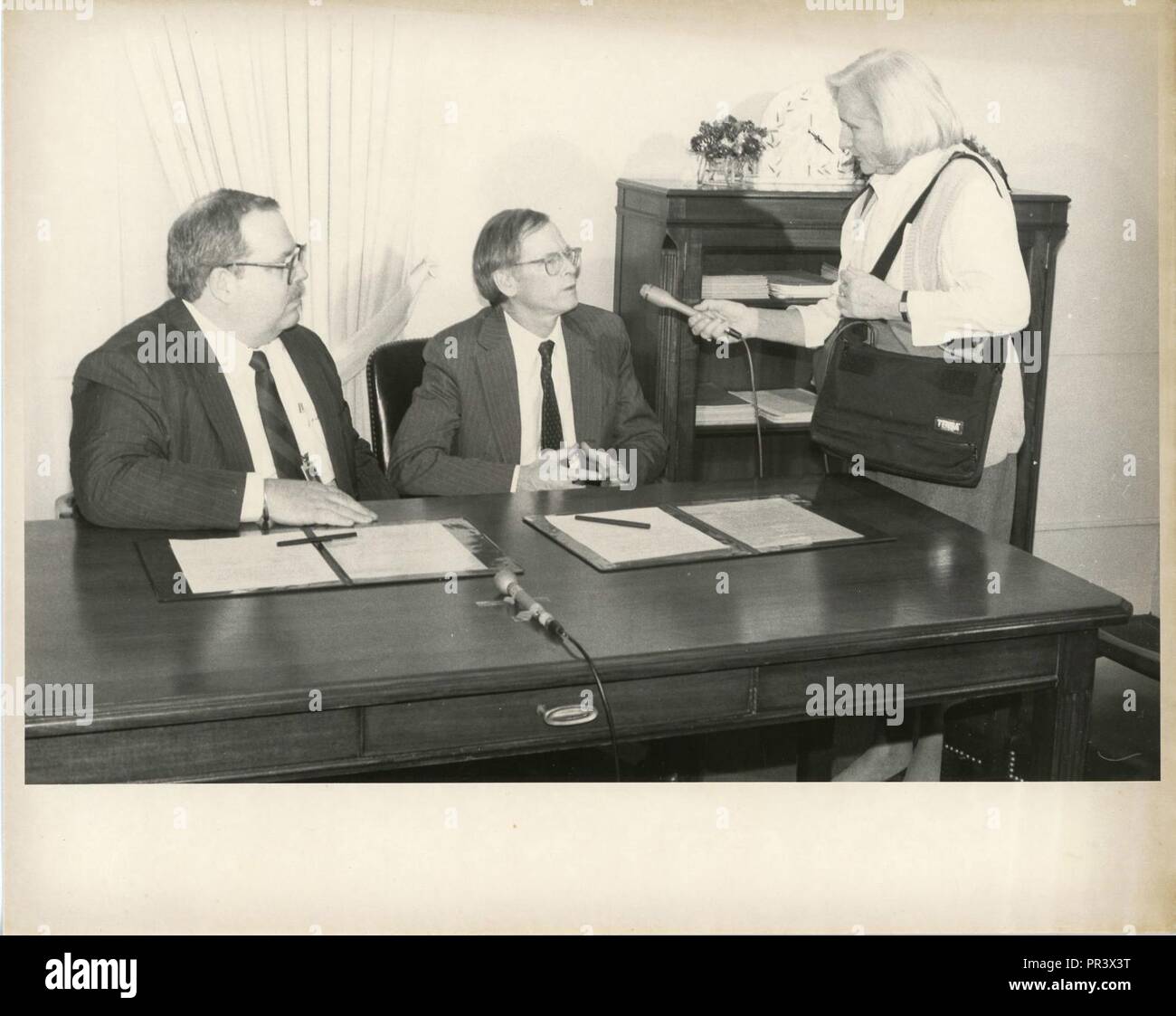 A WOMAN REPORTER IS HAVING A CONVERSATION WITH TWO MEN Stock Photo - Alamy