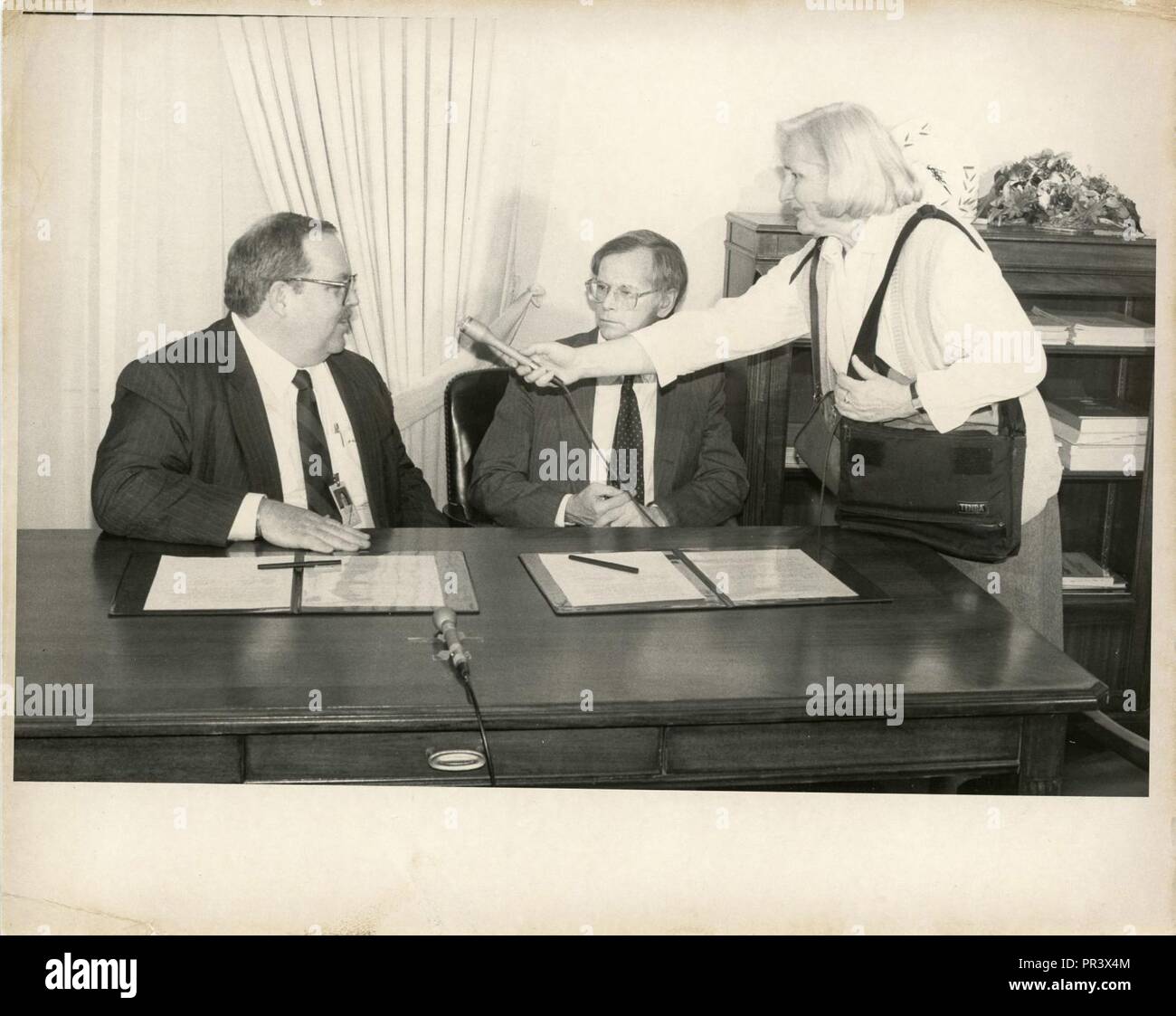 A WOMAN REPORTER IS HAVING A CONVERSATION WITH TWO MEN Stock Photo - Alamy