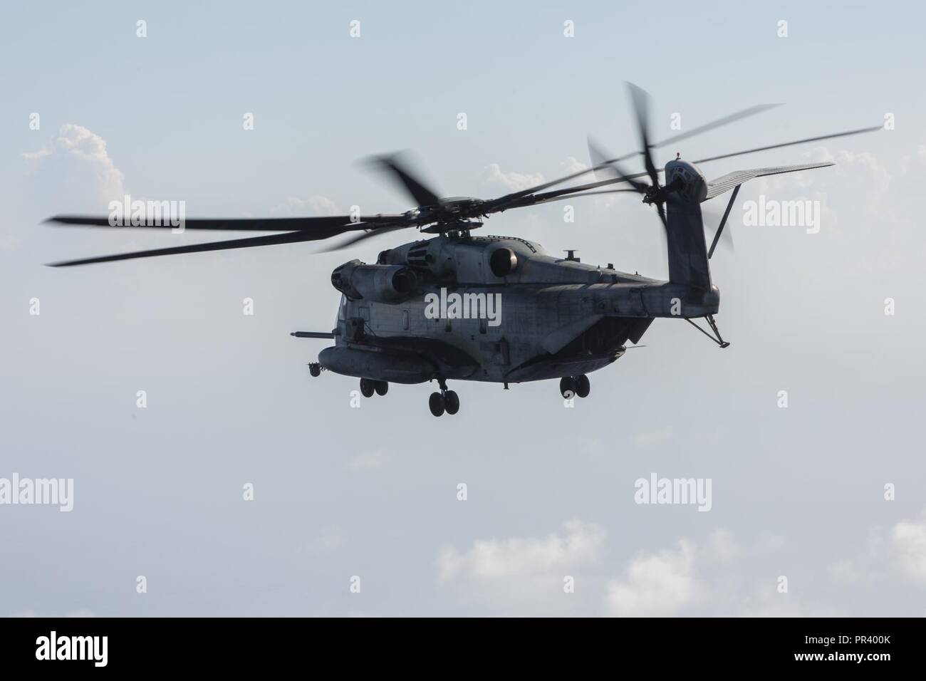 A CH-53 Super Stallion with Marine Heavy Helicopter Squadron (HMH) 462 ...