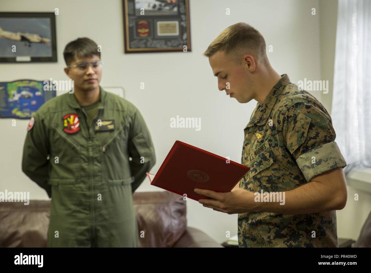 U s marine corps insignia hi-res stock photography and images - Alamy