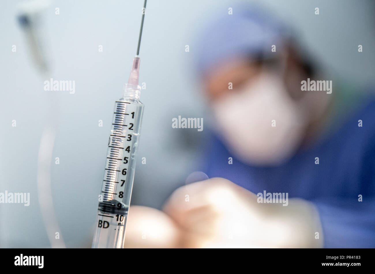 syringe surgery medicine Stock Photo - Alamy