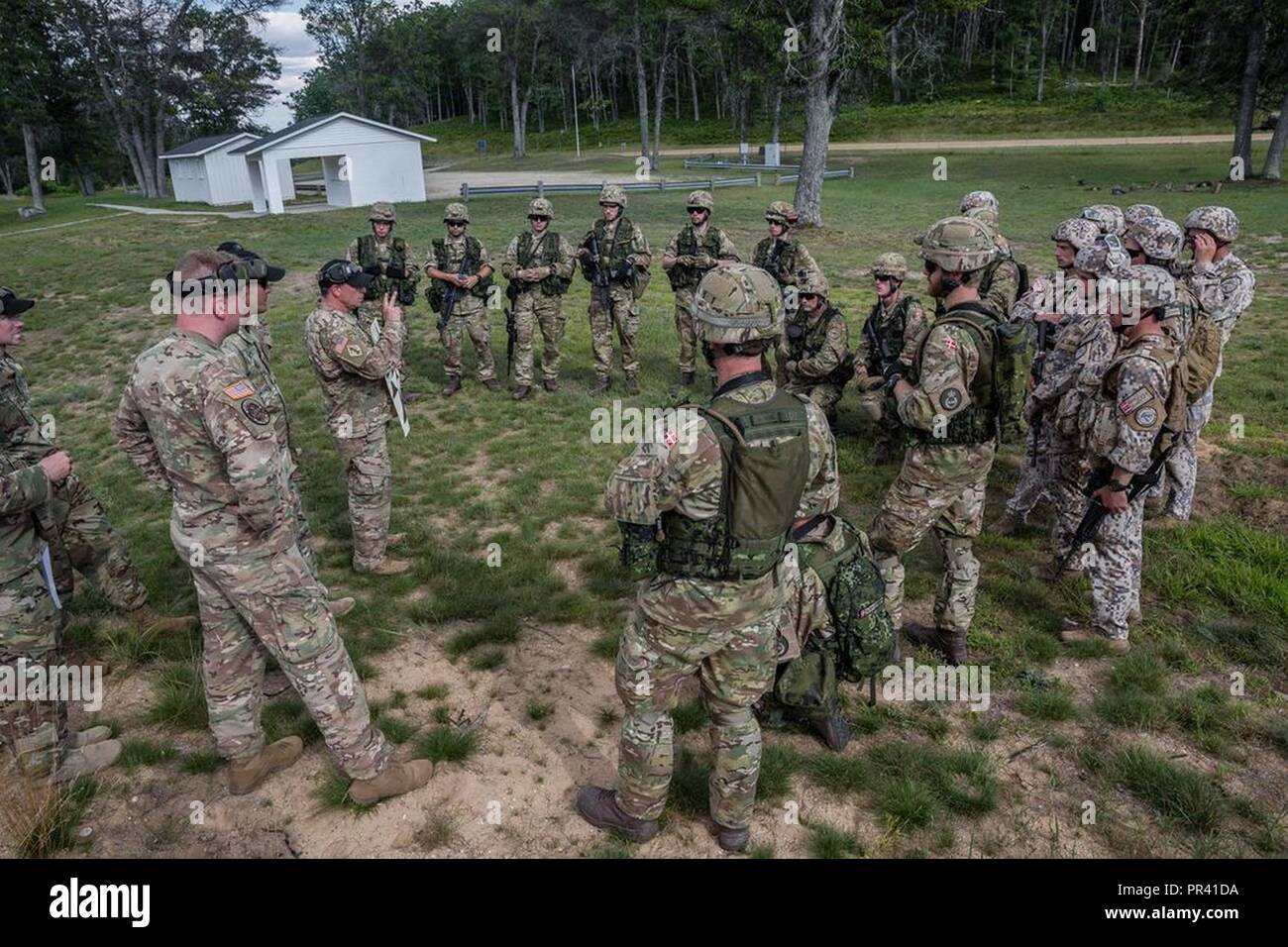 American Shooting-Instructors brief the Danish and Latvian Soldiers at ...