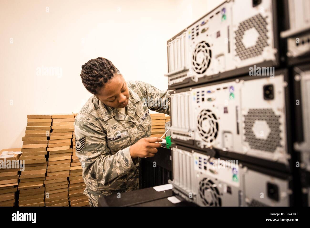 Army reserve computer tech support hi-res stock photography and images ...