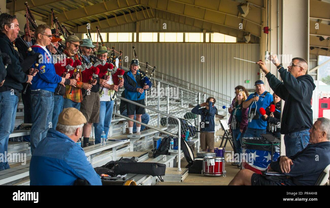 Irish army pipe band hi-res stock photography and images - Alamy