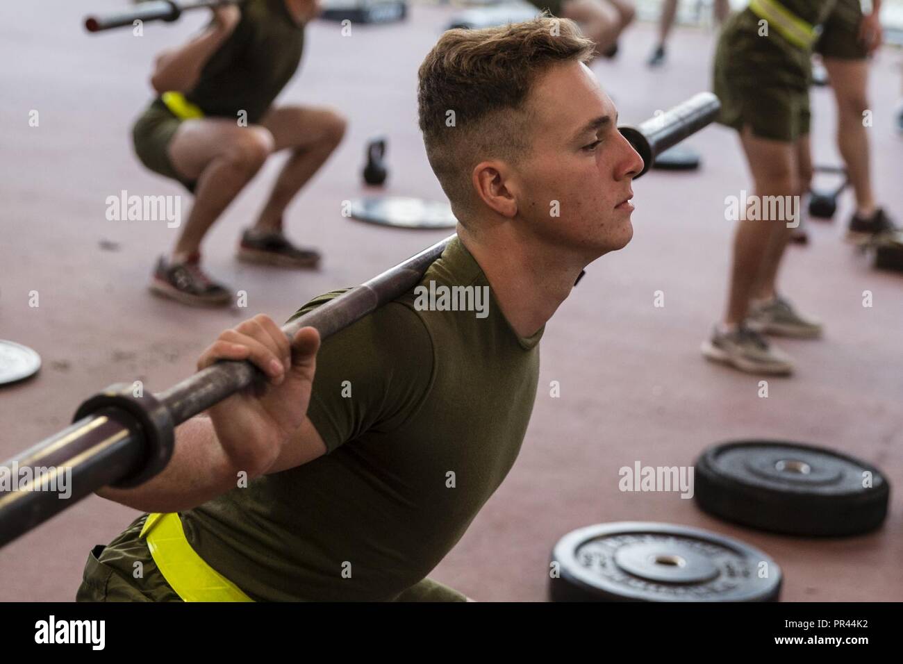 Use proper lifting techniques hi-res stock photography and images - Alamy