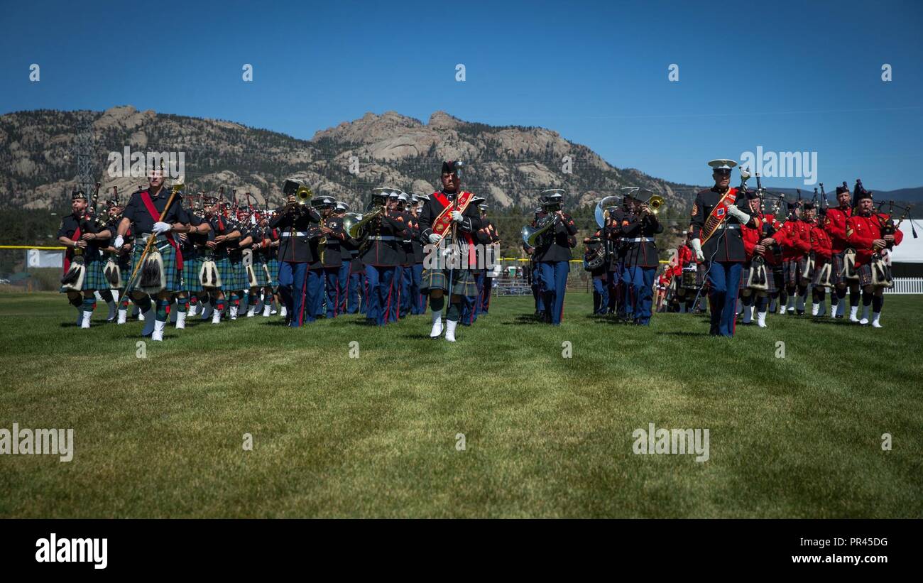 Irish army pipe band hi-res stock photography and images - Alamy