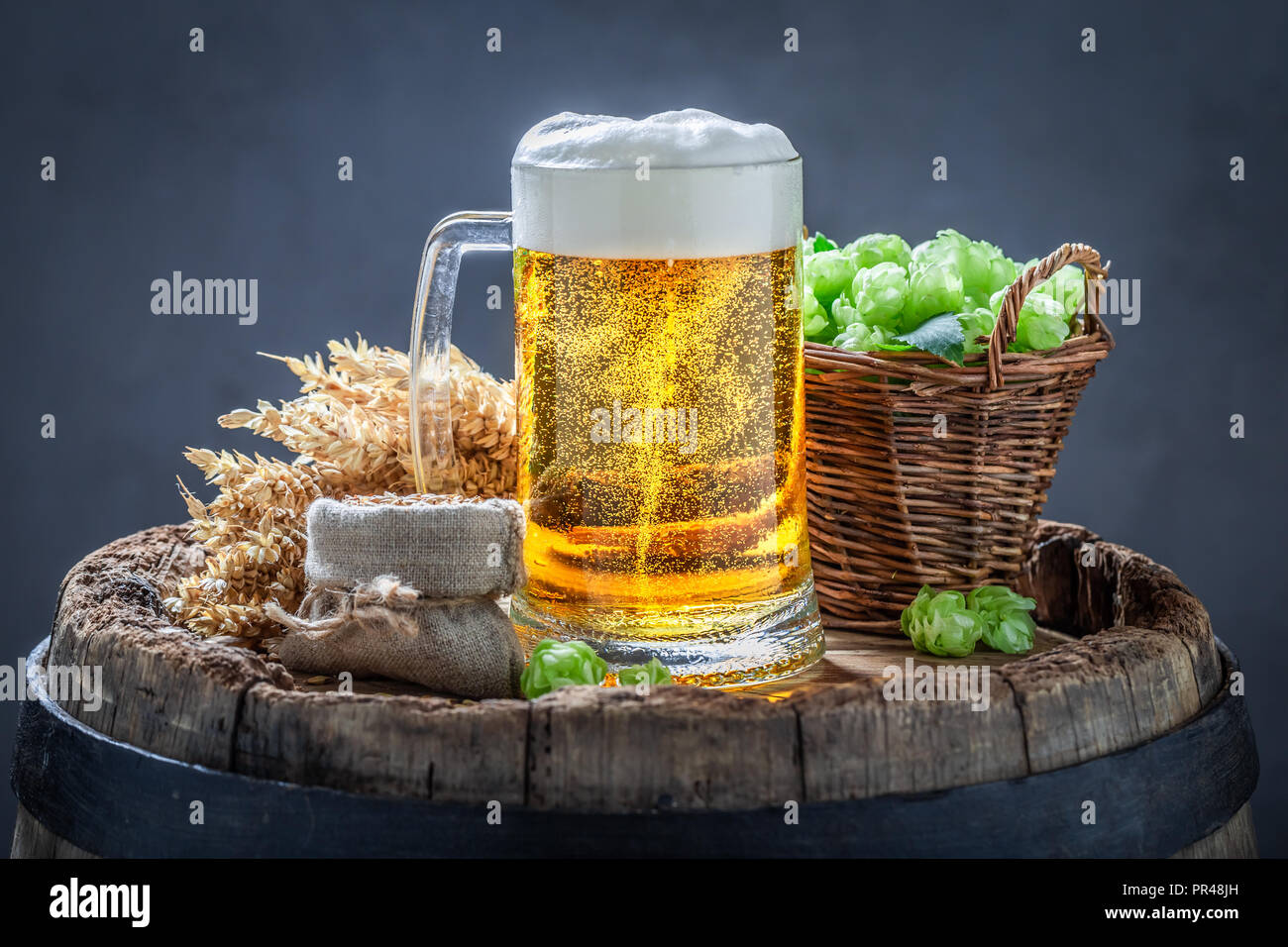 Gold hops hi-res stock photography and images - Alamy