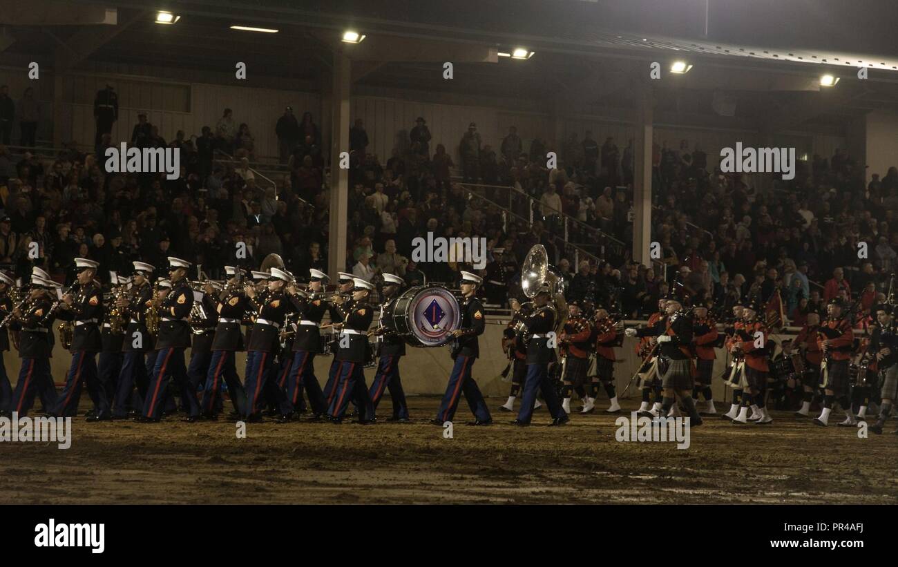 Irish army pipe band hi-res stock photography and images - Alamy