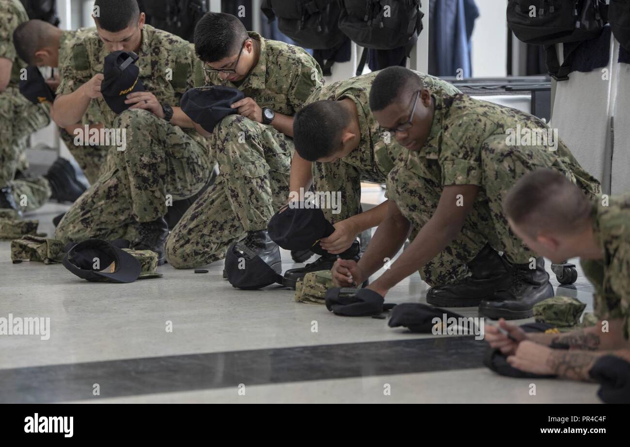 Inside us military barracks hi-res stock photography and images - Alamy