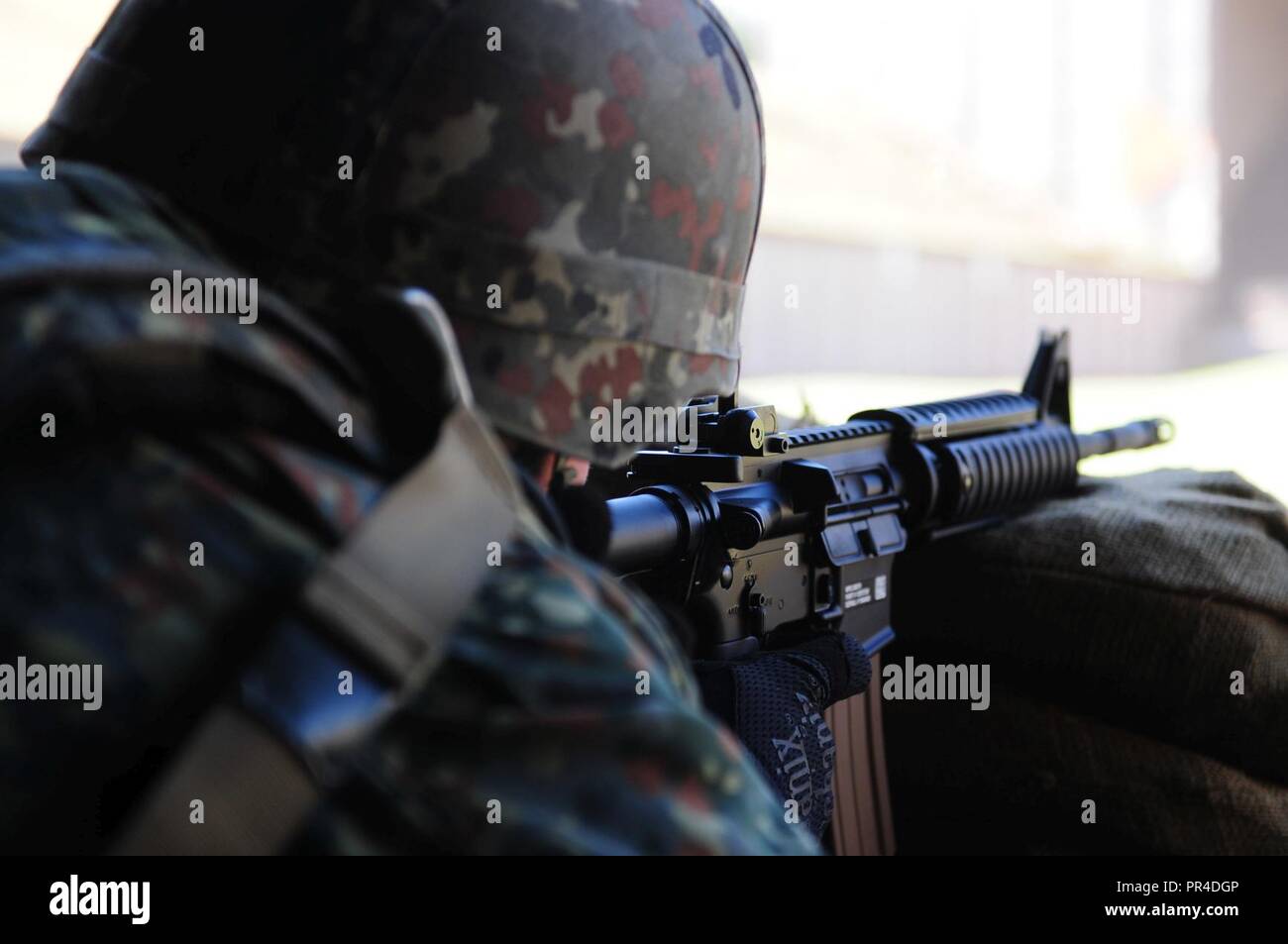 Sgt. Maj. Mike Schell with the Bundeswehr qualifies with an M4 in ...
